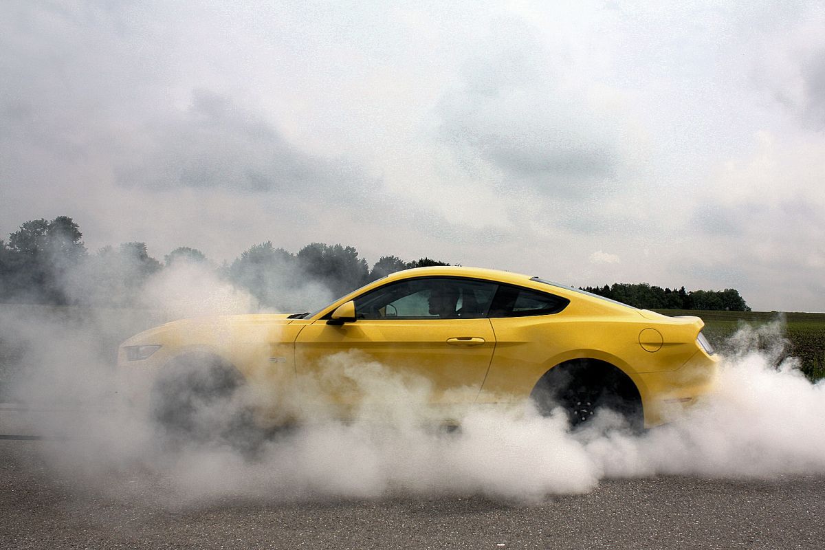 Ford Mustang GT: So geht es - der perfekte Burnout mit Line Lock ...