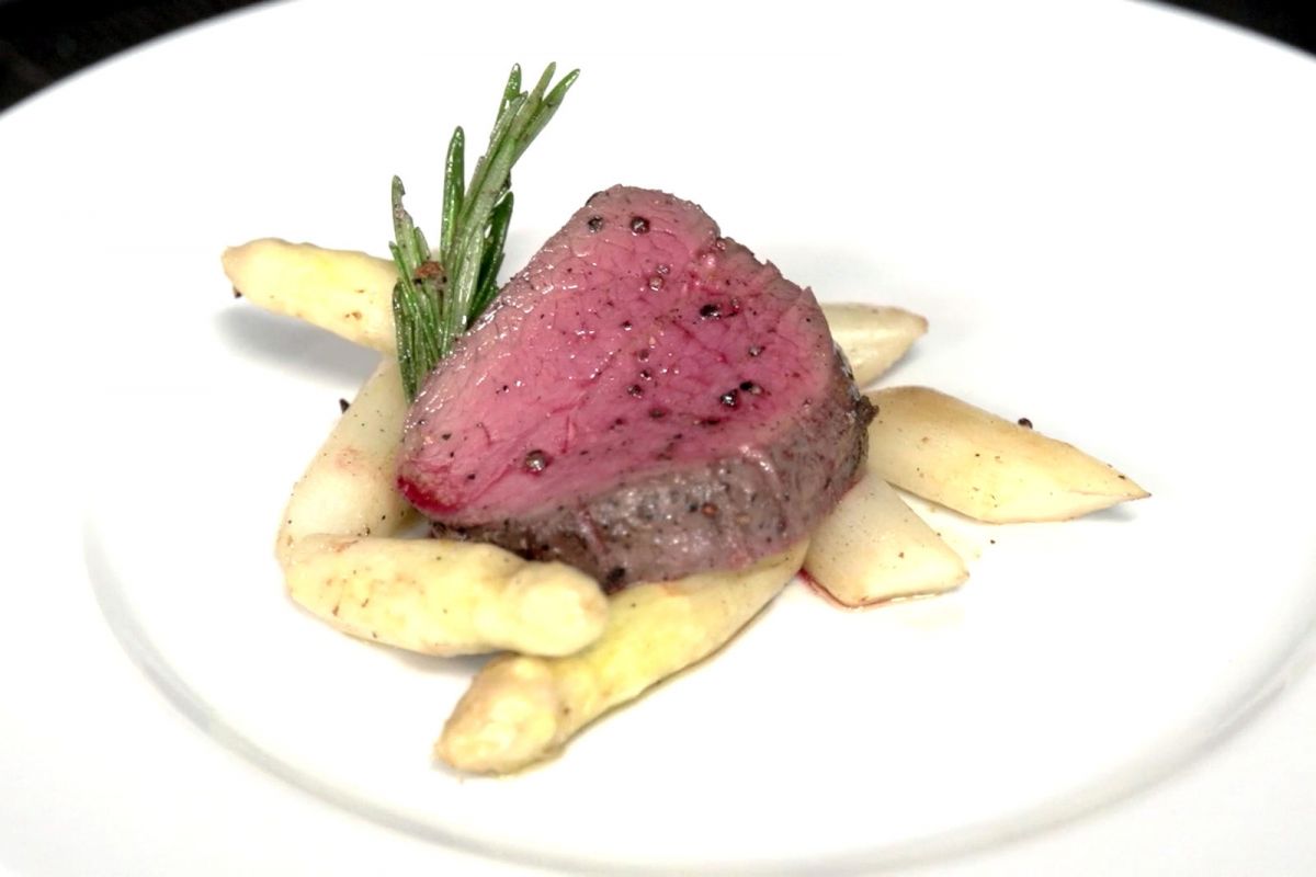 Kochen extrem: Sternekoch Mario Kotaska gart Filet im Lexus IS F ...