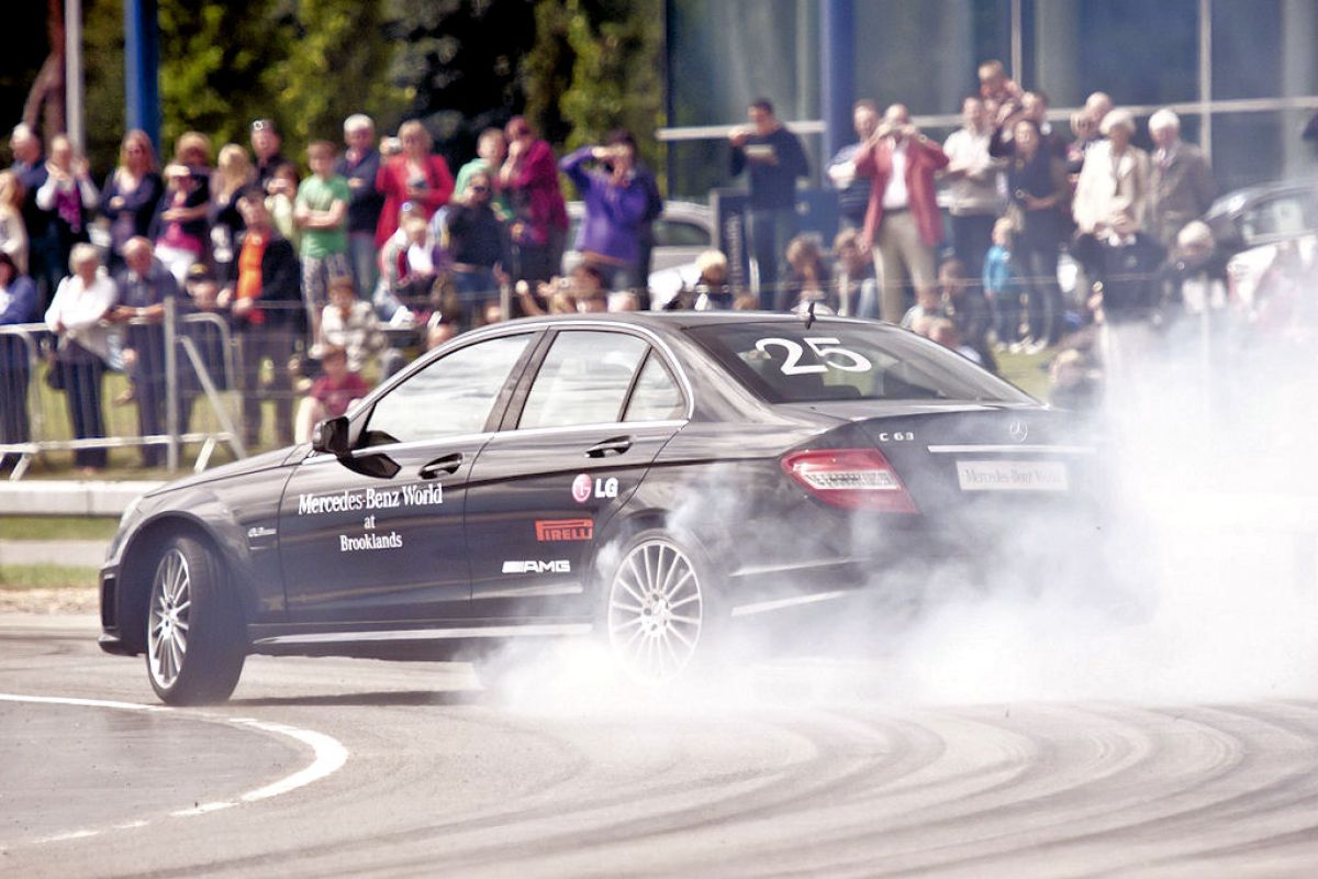 Neuer Weltrekord: Mercedes C 63 AMG driftet 2308 Meter - Speed Heads