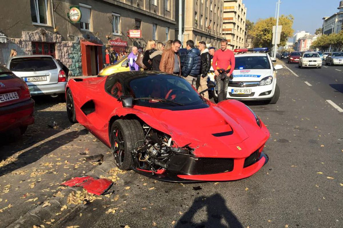 Video: Das tut weh! LaFerrari crasht in mehrere Autos - Speed Heads