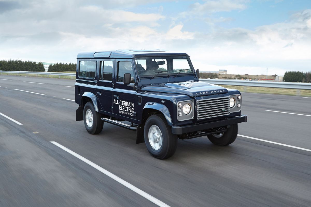 Land Rover Electric Defender: Offroad-Ikone geht elektrisch baden ...