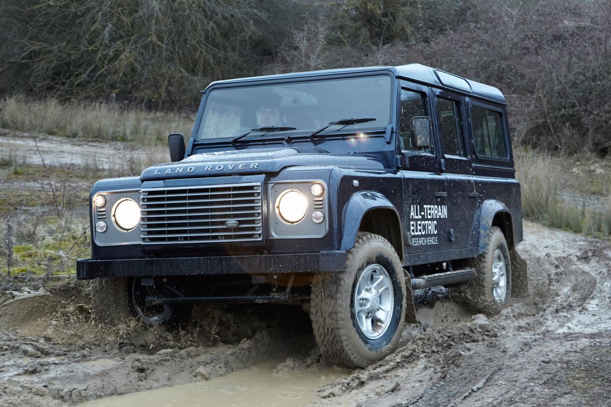 Land Rover Electric Defender: Offroad-Ikone geht elektrisch baden ...